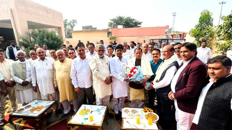 तिगांव अनाज मंडी के नवनियुक्त पदाधिकारियों को मंत्री राजेश नागर ने ...